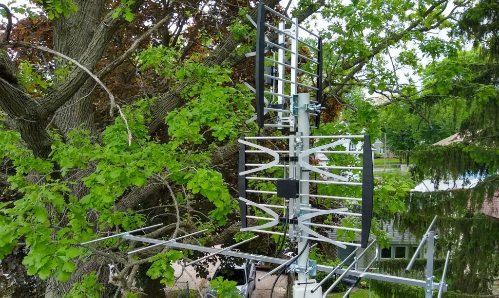 Antenna Comparisons: Televes DATBoss LR Mix (149884) vs. Channel Master ...